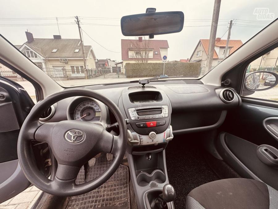 Melns Toyota Aygo 2006 Klaipėda, ar dzinēja tilpumu 1.00 L un nobraukumu 211 tūkst. km par 1550 €, foto 10 vietnē AUTOMOTO.COM.LV