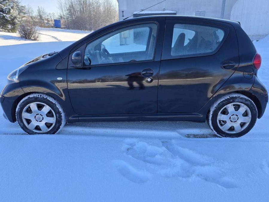 Melns Toyota Aygo 2007 Viļņa, ar dzinēja tilpumu 1.00 L un nobraukumu 221 tūkst. km par 1999 €, foto 3 vietnē AUTOMOTO.COM.LV