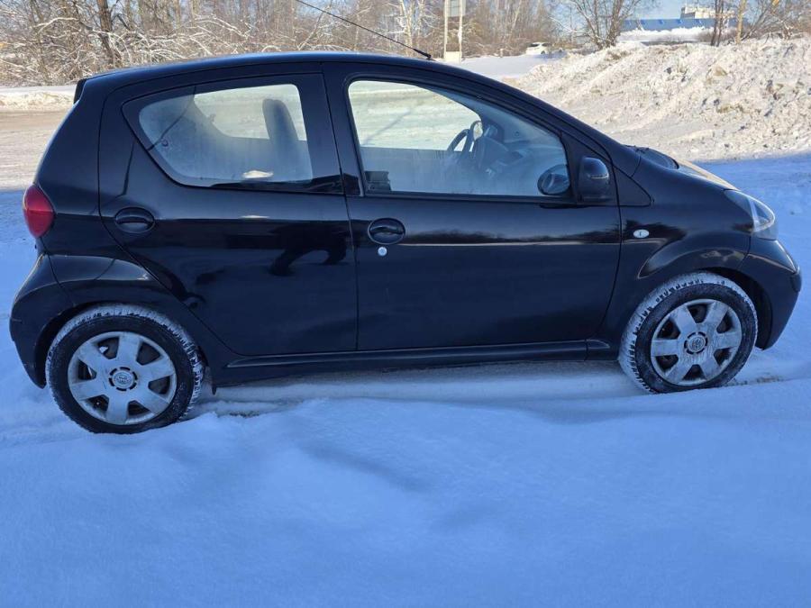 Melns Toyota Aygo 2007 Viļņa, ar dzinēja tilpumu 1.00 L un nobraukumu 221 tūkst. km par 1999 €, foto 4 vietnē AUTOMOTO.COM.LV