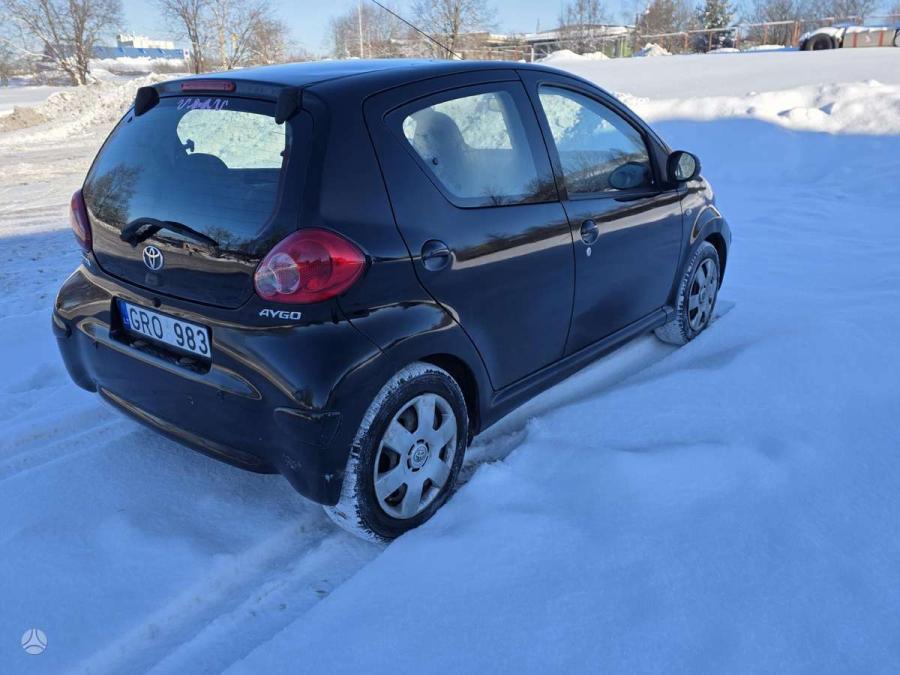 Melns Toyota Aygo 2007 Viļņa, ar dzinēja tilpumu 1.00 L un nobraukumu 221 tūkst. km par 1999 €, foto 5 vietnē AUTOMOTO.COM.LV