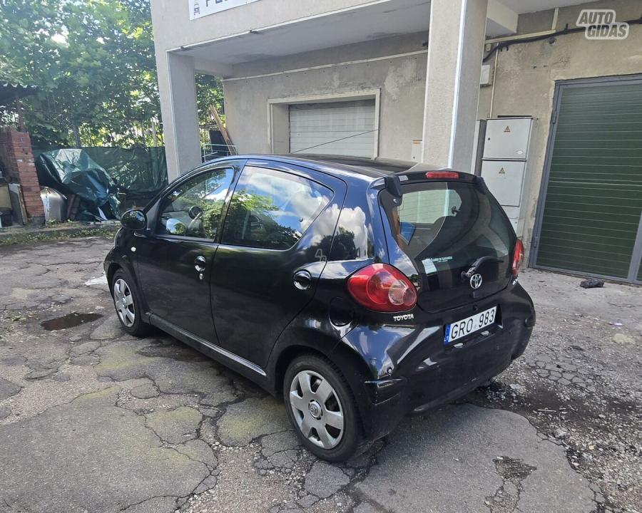 Black Toyota Aygo 2007 in Vilnius, with an engine capacity of 1.00 L and mileage of 230 thousand km for 1550 €, photo 5 on AUTOMOTO.COM.LV