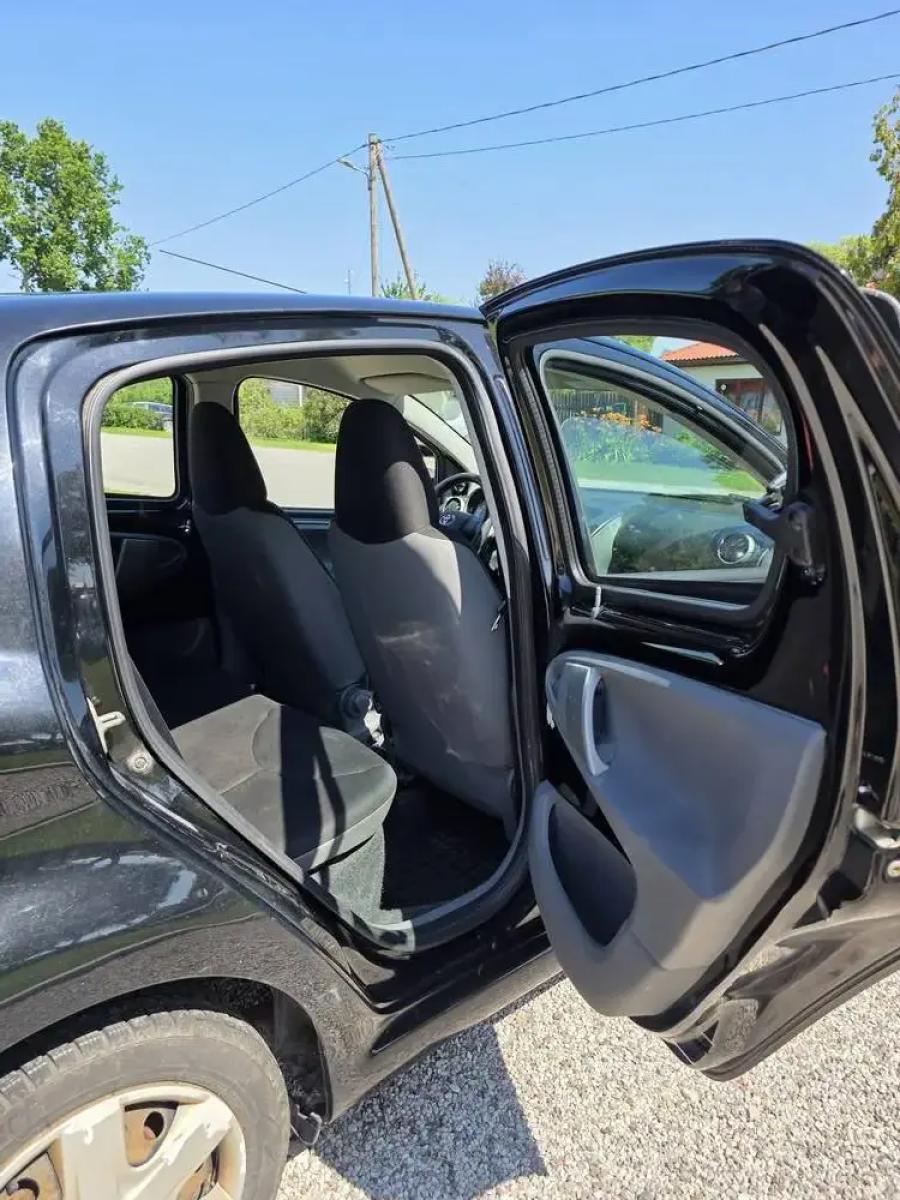 Melns Toyota Aygo 2009 Ventspils, ar dzinēja tilpumu 1.00 L un nobraukumu 278 tūkst. km par 990 €, foto 15 vietnē AUTOMOTO.COM.LV
