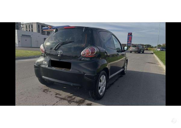 Black Toyota Aygo 2009 in Klaipeda, with an engine capacity of 0.00 L and mileage of 394 thousand km for 750 €, photo 3 on AUTOMOTO.COM.LV