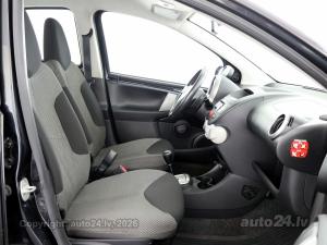 Черный Тойота Айго 2012 в Таллин, объемом двигателя 1.00 л и пробегом 126 тыс. км за 2499 €, фото 7 на AUTOMOTO.COM.LV