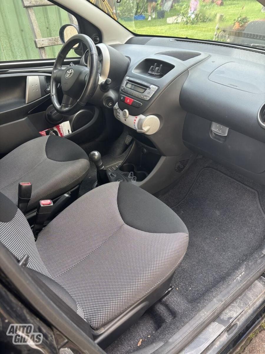 Черный Тойота Айго 2013 в Мариямполе, объемом двигателя 1.00 л и пробегом 144 тыс. км за 3200 €, фото 10 на AUTOMOTO.COM.LV