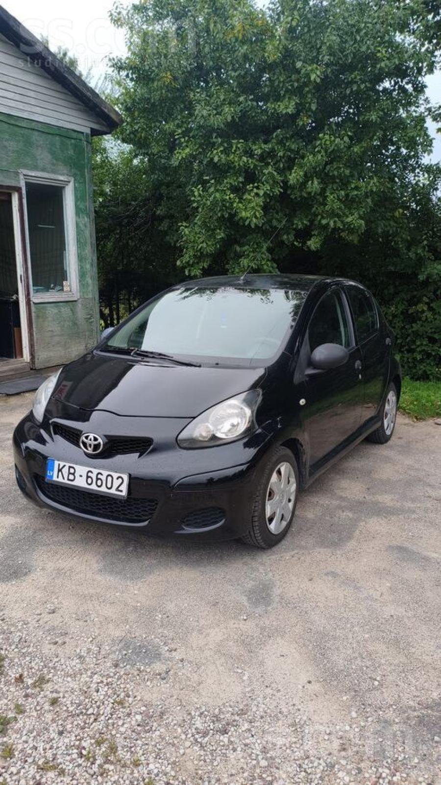 Black Toyota Aygo 2009 in Kuldiga, with an engine capacity of 1.00 L and mileage of 270 thousand km for 890 €, photo 1 on AUTOMOTO.COM.LV