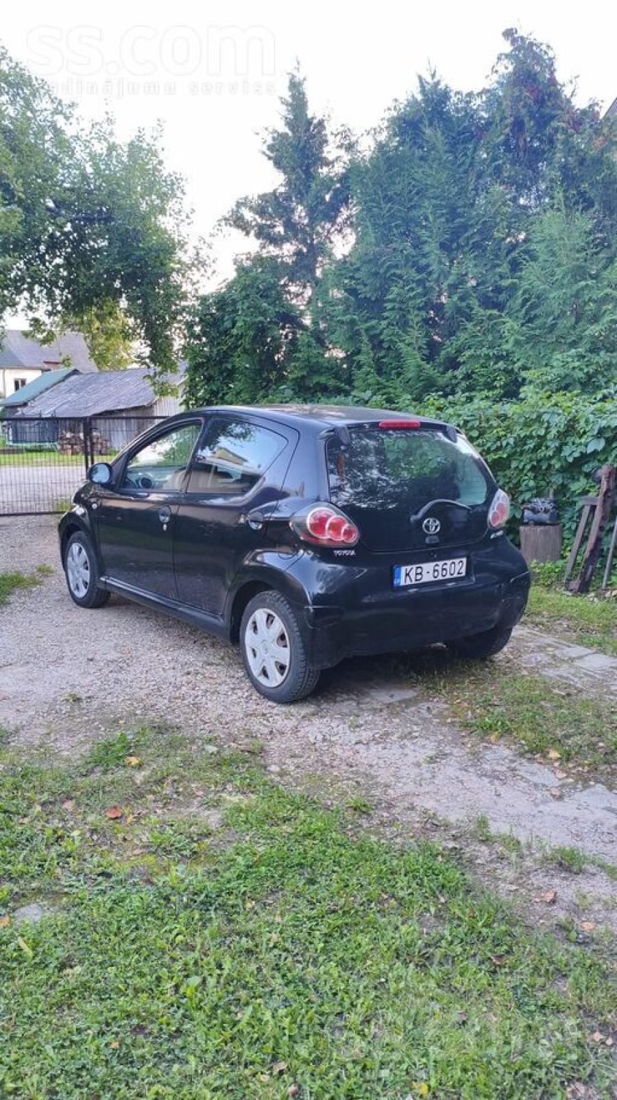 Black Toyota Aygo 2009 in Kuldiga, with an engine capacity of 1.00 L and mileage of 270 thousand km for 890 €, photo 4 on AUTOMOTO.COM.LV
