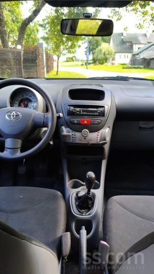 Black Toyota Aygo 2009 in Kuldiga, with an engine capacity of 1.00 L and mileage of 270 thousand km for 890 €, photo 5 on AUTOMOTO.COM.LV