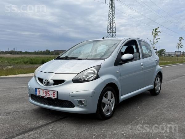 Zils Toyota Aygo 2005 Liepāja, ar dzinēja tilpumu 1.00 L un nobraukumu 150 tūkst. km par 2800 €, foto 1 vietnē AUTOMOTO.COM.LV