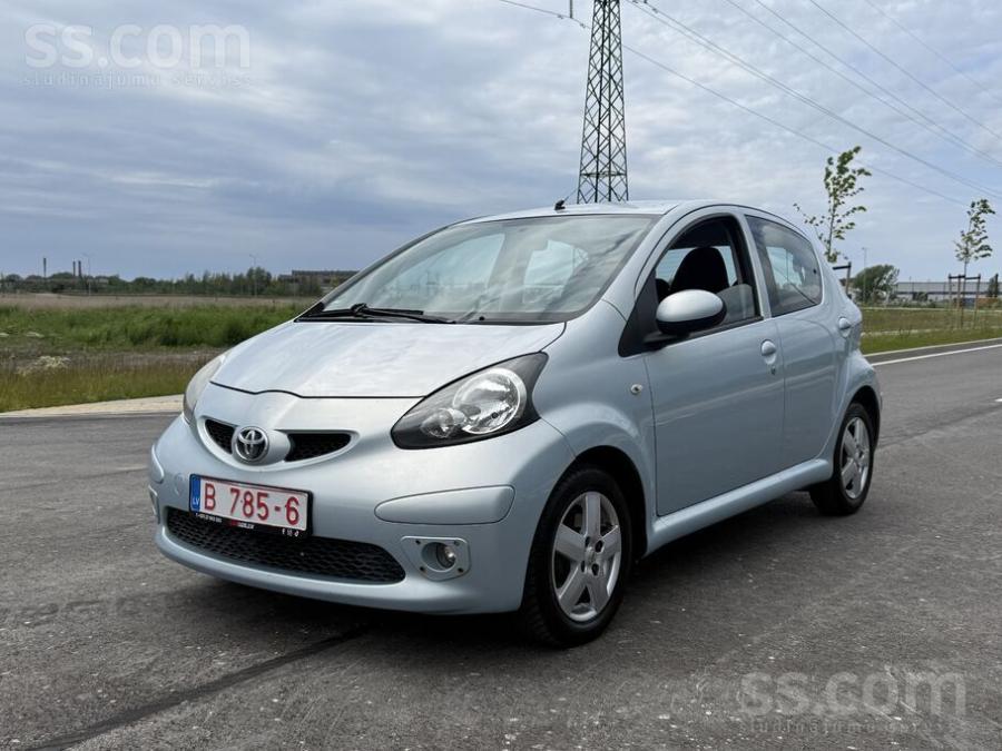 Zils Toyota Aygo 2005 Liepāja, ar dzinēja tilpumu 1.00 L un nobraukumu 150 tūkst. km par 2800 €, foto 1 vietnē AUTOMOTO.COM.LV
