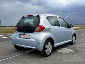 Zils Toyota Aygo 2005 Liepāja, ar dzinēja tilpumu 1.00 L un nobraukumu 150 tūkst. km par 2800 €, foto 3 vietnē AUTOMOTO.COM.LV