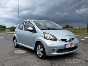 Zils Toyota Aygo 2005 Liepāja, ar dzinēja tilpumu 1.00 L un nobraukumu 150 tūkst. km par 2800 €, foto 4 vietnē AUTOMOTO.COM.LV