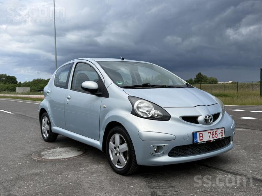 Zils Toyota Aygo 2005 Liepāja, ar dzinēja tilpumu 1.00 L un nobraukumu 150 tūkst. km par 2800 €, foto 4 vietnē AUTOMOTO.COM.LV