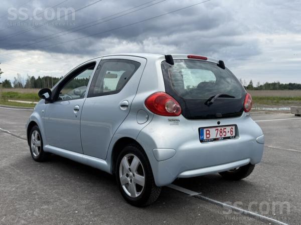 Zils Toyota Aygo 2005 Liepāja, ar dzinēja tilpumu 1.00 L un nobraukumu 150 tūkst. km par 2800 €, foto 4 vietnē AUTOMOTO.COM.LV