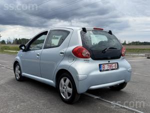Zils Toyota Aygo 2005 Liepāja, ar dzinēja tilpumu 1.00 L un nobraukumu 150 tūkst. km par 2800 €, foto 5 vietnē AUTOMOTO.COM.LV