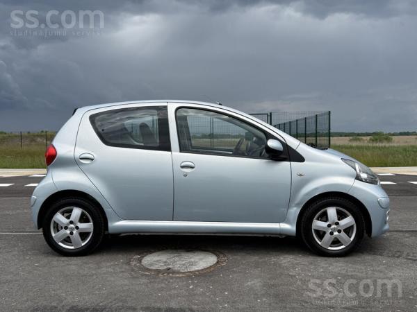 Zils Toyota Aygo 2005 Liepāja, ar dzinēja tilpumu 1.00 L un nobraukumu 150 tūkst. km par 2800 €, foto 5 vietnē AUTOMOTO.COM.LV