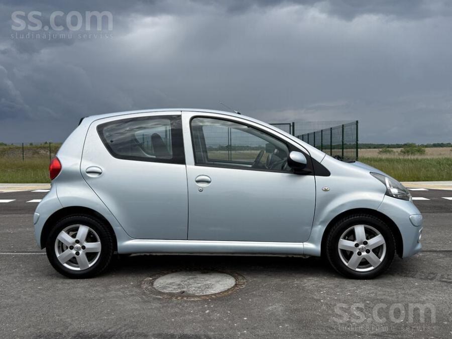 Zils Toyota Aygo 2005 Liepāja, ar dzinēja tilpumu 1.00 L un nobraukumu 150 tūkst. km par 2800 €, foto 6 vietnē AUTOMOTO.COM.LV