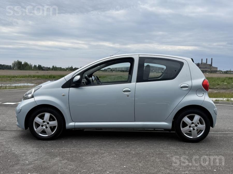 Zils Toyota Aygo 2005 Liepāja, ar dzinēja tilpumu 1.00 L un nobraukumu 150 tūkst. km par 2800 €, foto 7 vietnē AUTOMOTO.COM.LV