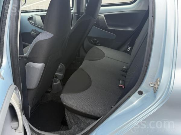 Zils Toyota Aygo 2005 Liepāja, ar dzinēja tilpumu 1.00 L un nobraukumu 150 tūkst. km par 2800 €, foto 10 vietnē AUTOMOTO.COM.LV