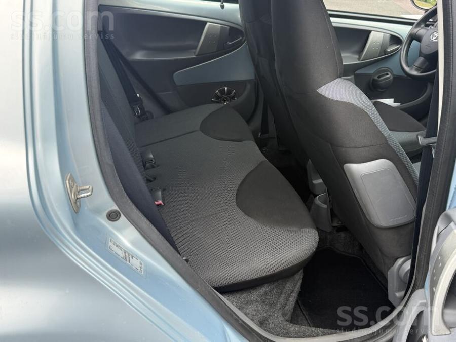Zils Toyota Aygo 2005 Liepāja, ar dzinēja tilpumu 1.00 L un nobraukumu 150 tūkst. km par 2800 €, foto 12 vietnē AUTOMOTO.COM.LV