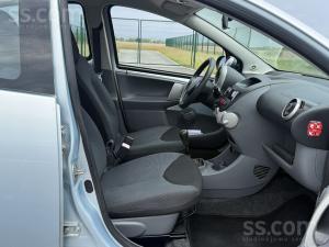 Zils Toyota Aygo 2005 Liepāja, ar dzinēja tilpumu 1.00 L un nobraukumu 150 tūkst. km par 2800 €, foto 13 vietnē AUTOMOTO.COM.LV