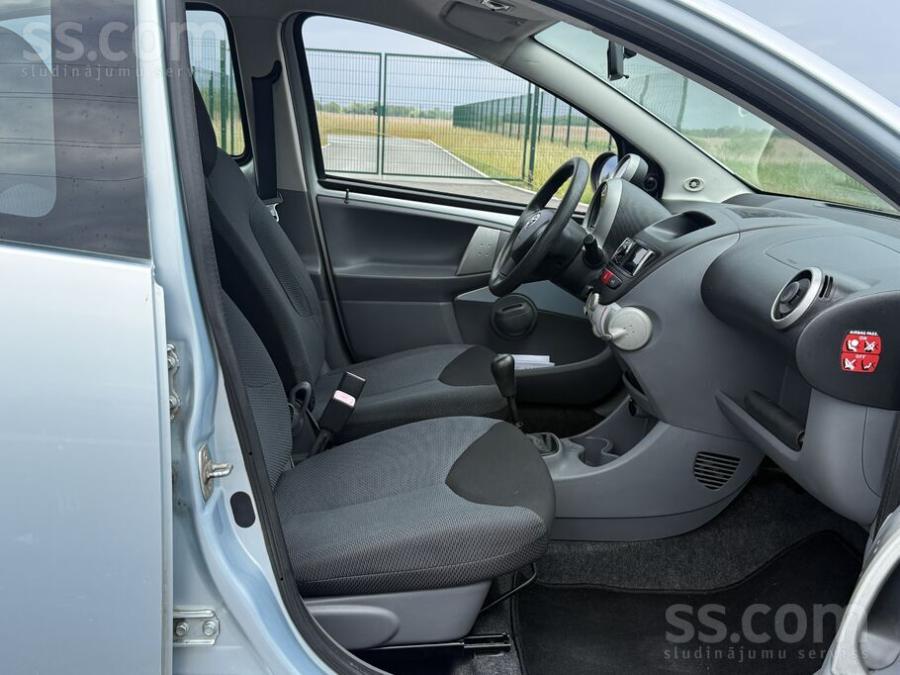 Zils Toyota Aygo 2005 Liepāja, ar dzinēja tilpumu 1.00 L un nobraukumu 150 tūkst. km par 2800 €, foto 13 vietnē AUTOMOTO.COM.LV