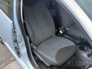 Zils Toyota Aygo 2005 Liepāja, ar dzinēja tilpumu 1.00 L un nobraukumu 150 tūkst. km par 2800 €, foto 14 vietnē AUTOMOTO.COM.LV