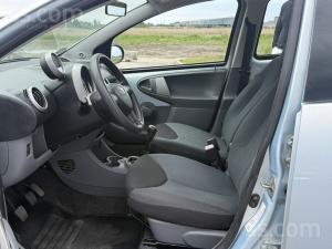 Zils Toyota Aygo 2005 Liepāja, ar dzinēja tilpumu 1.00 L un nobraukumu 150 tūkst. km par 2800 €, foto 15 vietnē AUTOMOTO.COM.LV