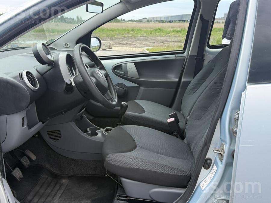 Zils Toyota Aygo 2005 Liepāja, ar dzinēja tilpumu 1.00 L un nobraukumu 150 tūkst. km par 2800 €, foto 15 vietnē AUTOMOTO.COM.LV