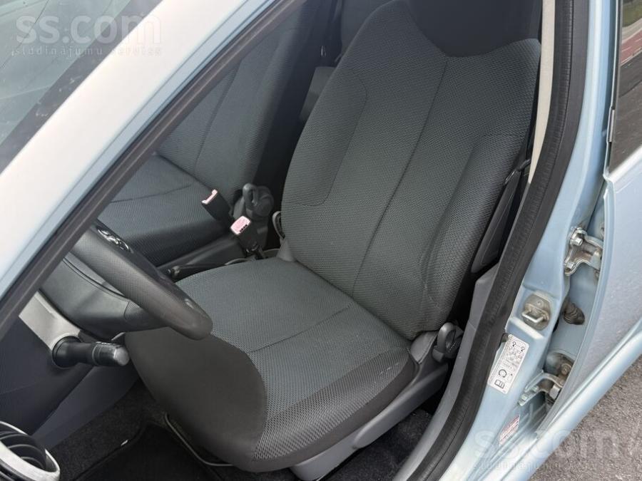 Zils Toyota Aygo 2005 Liepāja, ar dzinēja tilpumu 1.00 L un nobraukumu 150 tūkst. km par 2800 €, foto 16 vietnē AUTOMOTO.COM.LV