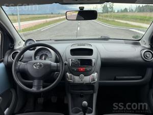 Zils Toyota Aygo 2005 Liepāja, ar dzinēja tilpumu 1.00 L un nobraukumu 150 tūkst. km par 2800 €, foto 17 vietnē AUTOMOTO.COM.LV