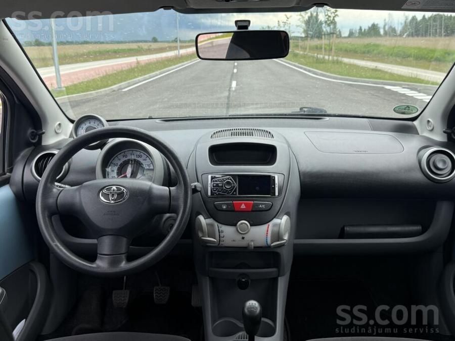 Zils Toyota Aygo 2005 Liepāja, ar dzinēja tilpumu 1.00 L un nobraukumu 150 tūkst. km par 2800 €, foto 17 vietnē AUTOMOTO.COM.LV