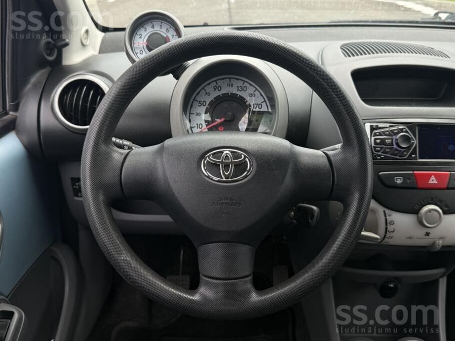Zils Toyota Aygo 2005 Liepāja, ar dzinēja tilpumu 1.00 L un nobraukumu 150 tūkst. km par 2800 €, foto 18 vietnē AUTOMOTO.COM.LV