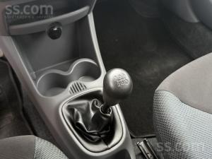 Zils Toyota Aygo 2005 Liepāja, ar dzinēja tilpumu 1.00 L un nobraukumu 150 tūkst. km par 2800 €, foto 22 vietnē AUTOMOTO.COM.LV