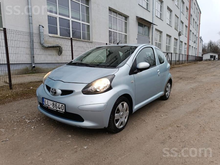 Zils Toyota Aygo 2007 Aizkraukle, ar dzinēja tilpumu 1.00 L un nobraukumu 288 tūkst. km par 1000 €, foto 1 vietnē AUTOMOTO.COM.LV