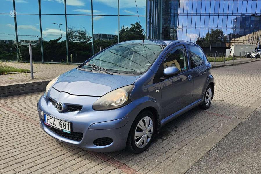 Blue Toyota Aygo 2009 in Vilnius, with an engine capacity of 1.00 L and mileage of 238 thousand km for 1450 €, photo 1 on AUTOMOTO.COM.LV