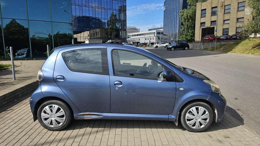 Blue Toyota Aygo 2009 in Vilnius, with an engine capacity of 1.00 L and mileage of 238 thousand km for 1450 €, photo 7 on AUTOMOTO.COM.LV
