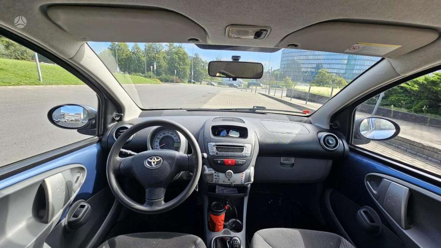 Blue Toyota Aygo 2009 in Vilnius, with an engine capacity of 1.00 L and mileage of 238 thousand km for 1450 €, photo 9 on AUTOMOTO.COM.LV