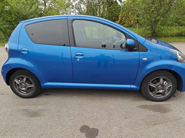 Zils Toyota Aygo 2012 Jurbarkas, ar dzinēja tilpumu 1.00 L un nobraukumu 129 tūkst. km par 3100 €, foto 5 vietnē AUTOMOTO.COM.LV