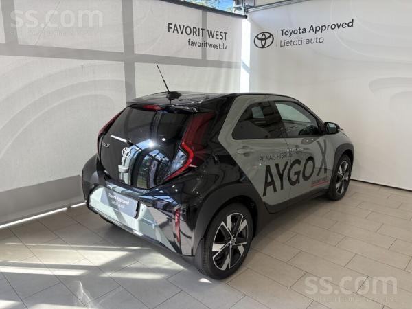 Green Toyota Aygo 2026 in Ventspils, with an engine capacity of 1.50 L and mileage of 0 thousand km for 21900 €, photo 4 on AUTOMOTO.COM.LV