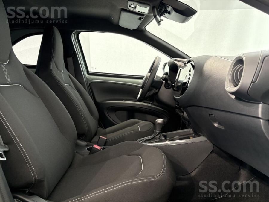 Green Toyota Aygo 2026 in Ventspils, with an engine capacity of 1.50 L and mileage of 0 thousand km for 21900 €, photo 8 on AUTOMOTO.COM.LV