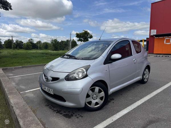 Pelēks Toyota Aygo 2008 Kauņa, ar dzinēja tilpumu 1.00 L un nobraukumu 230 tūkst. km par 700 €, foto 1 vietnē AUTOMOTO.COM.LV