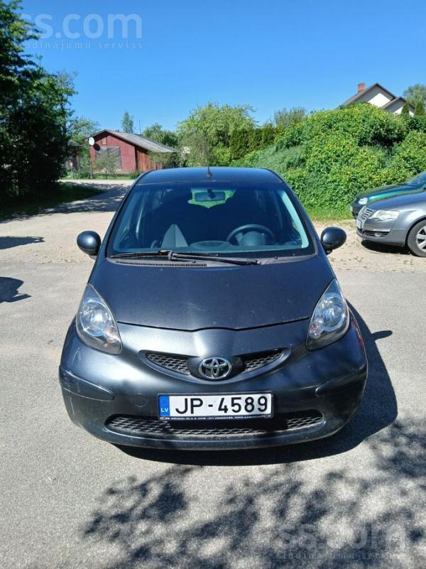 Pelēks Toyota Aygo 2006 Valmiera, ar dzinēja tilpumu 1.00 L un nobraukumu 0 tūkst. km par 950 €, foto 1 vietnē AUTOMOTO.COM.LV