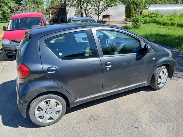 Pelēks Toyota Aygo 2006 Valmiera, ar dzinēja tilpumu 1.00 L un nobraukumu 0 tūkst. km par 950 €, foto 2 vietnē AUTOMOTO.COM.LV