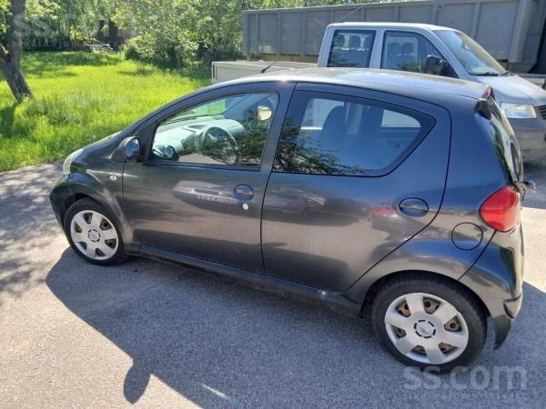 Pelēks Toyota Aygo 2006 Valmiera, ar dzinēja tilpumu 1.00 L un nobraukumu 0 tūkst. km par 950 €, foto 3 vietnē AUTOMOTO.COM.LV