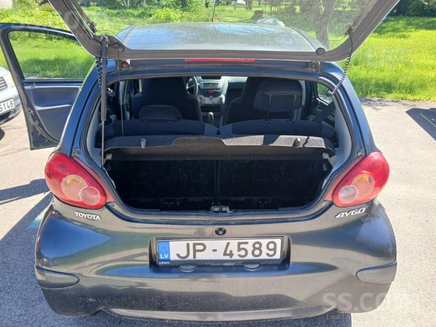 Pelēks Toyota Aygo 2006 Valmiera, ar dzinēja tilpumu 1.00 L un nobraukumu 0 tūkst. km par 950 €, foto 5 vietnē AUTOMOTO.COM.LV