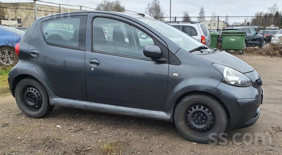 Pelēks Toyota Aygo 2006 Rīga, ar dzinēja tilpumu 1.00 L un nobraukumu 248 tūkst. km par 450 €, foto 2 vietnē AUTOMOTO.COM.LV
