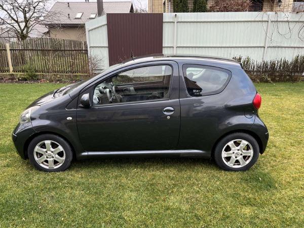 Grey Toyota Aygo 2006 in Kaunas, with an engine capacity of 1.00 L and mileage of 113 thousand km for 900 €, photo 2 on AUTOMOTO.COM.LV