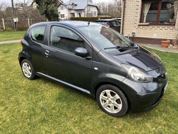 Grey Toyota Aygo 2006 in Kaunas, with an engine capacity of 1.00 L and mileage of 113 thousand km for 900 €, photo 4 on AUTOMOTO.COM.LV