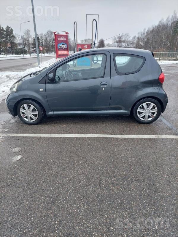 Pelēks Toyota Aygo 2006 Daugavpils, ar dzinēja tilpumu 1.00 L un nobraukumu 178 tūkst. km par 1450 €, foto 1 vietnē AUTOMOTO.COM.LV